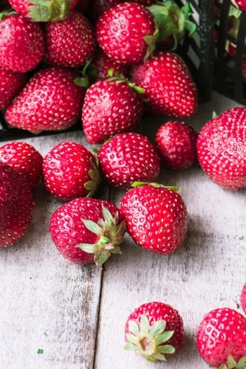 How to Make Dried Strawberries • healthy snacking!